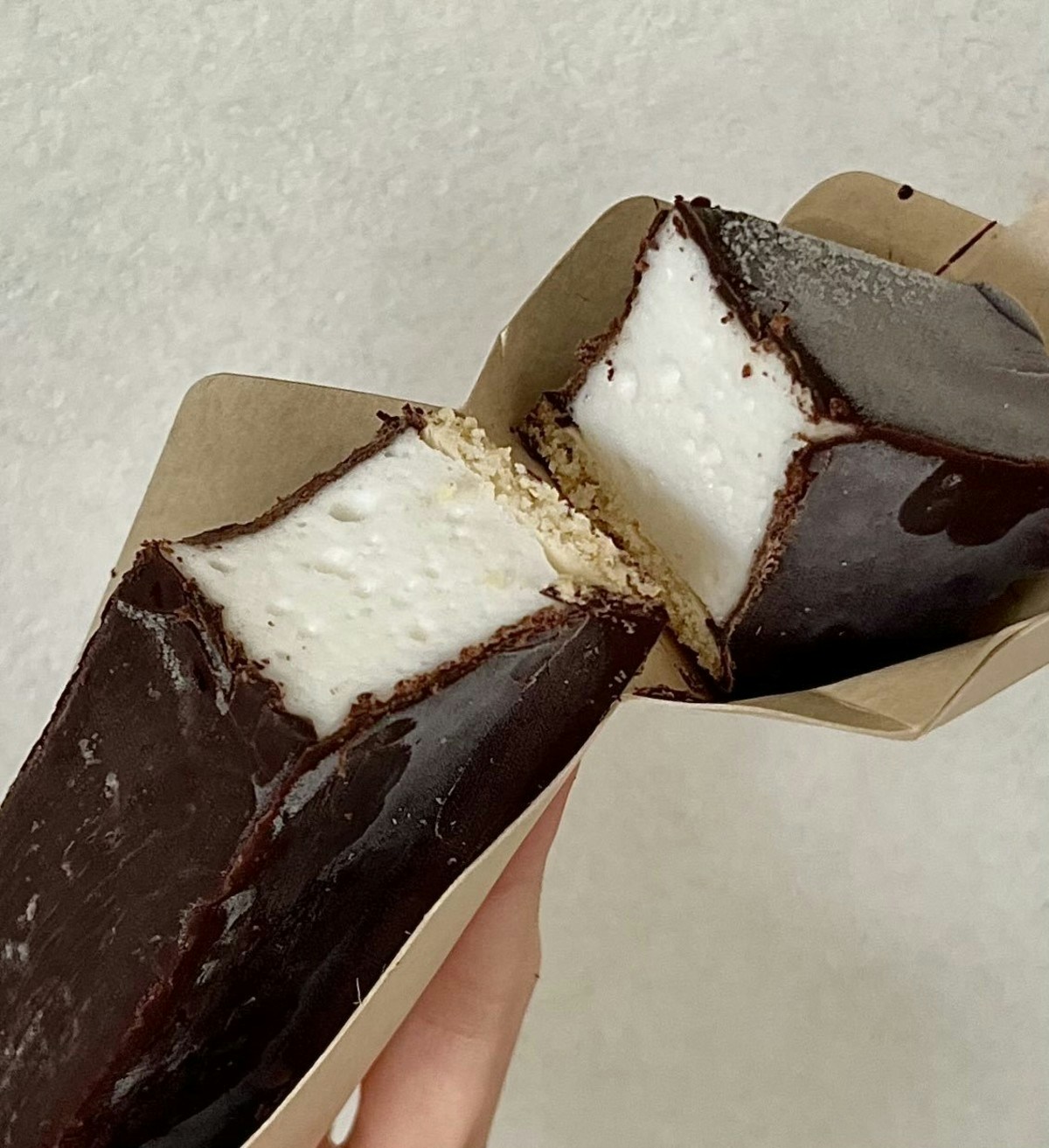 モチシュワ～！【ローソン】で話題のチョコマシュマロ→凍らせた結果に5300いいね「食べたい」「探す」 [ママリ]