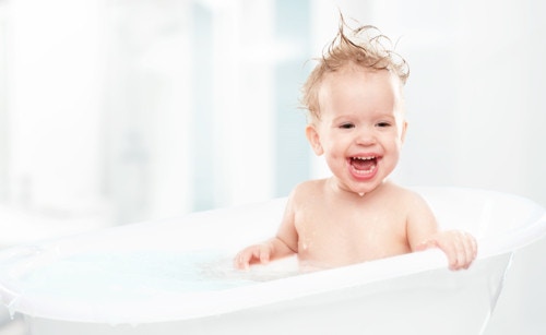 お風呂ってこんなに疲れるもの？子育てママのお風呂あるあるをご紹介！ [ママリ]